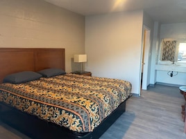 Quarto solteiro, 1 cama King, para não fumantes | Cortinas blackout, Wi-Fi de cortesia