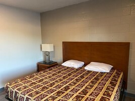 Quarto solteiro, 1 cama King, para não fumantes | Cortinas blackout, Wi-Fi de cortesia