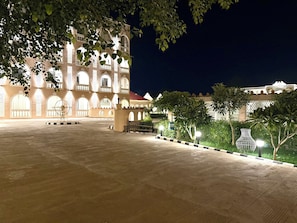 Um edifício grande e bem iluminado, com janelas em arco e um pátio espaçoso.