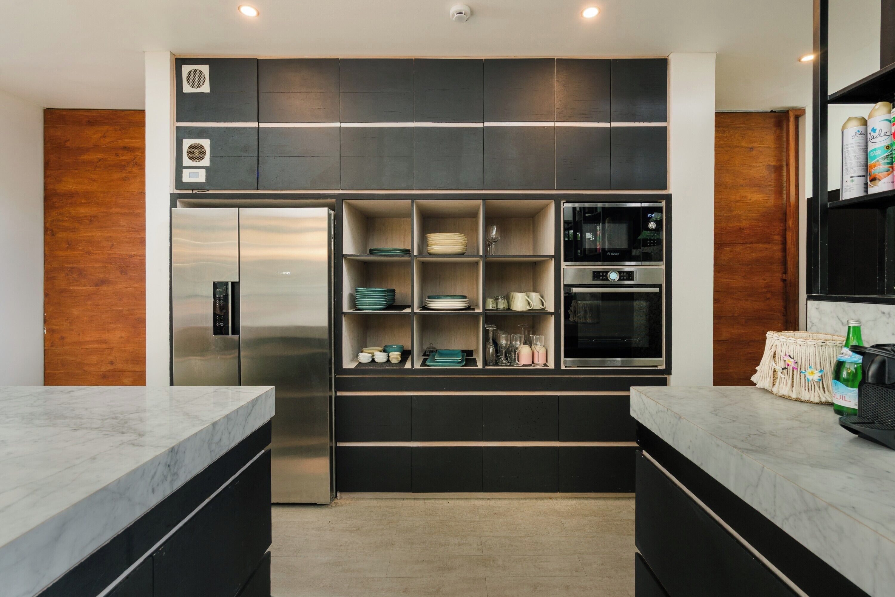 Villa de Luxo | Cozinha privada | Um frigorífico/congelador grande, um micro-ondas, um forno 