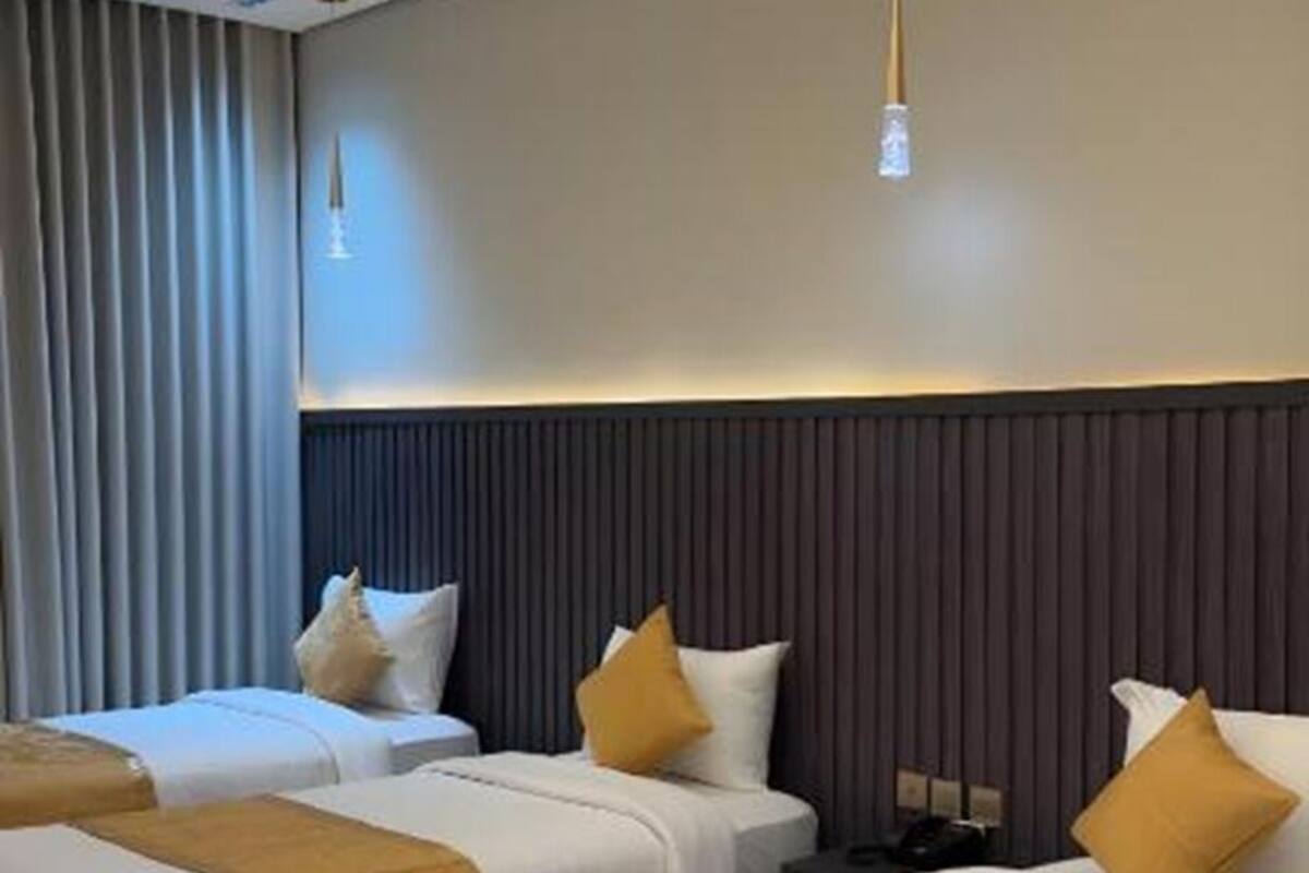 Quarto Triplo, Vista para a cidade | Roupa hipoalergénica, camas de colchão pillowtop, secretária 