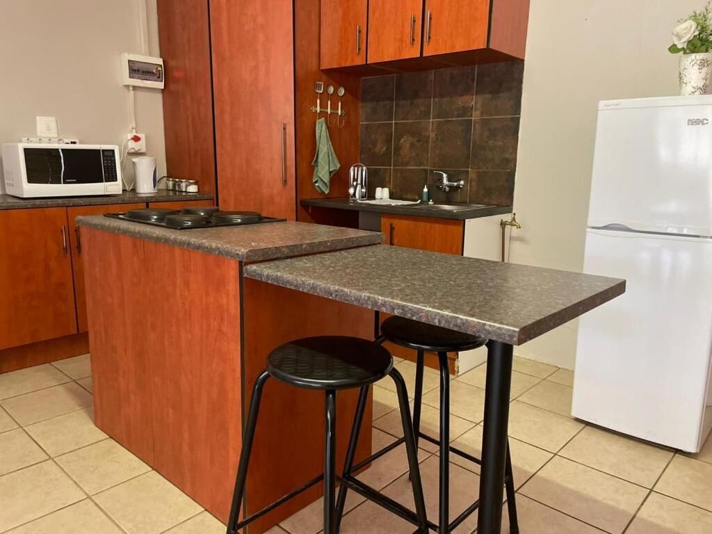 Quarto Duplo Familiar, pátio, vista para o jardim | Cozinha privada | Um frigorífico/congelador grande, um micro-ondas, um forno 