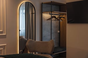 Suite Júnior, 1 cama king-size e sofá-cama, junto ao pátio | Cofre com capacidade para portátil, secretária