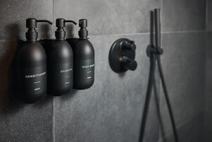 Artigos de higiene pessoal grátis, um secador de cabelo, roupões 