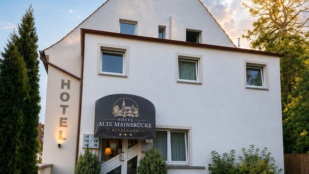 Um edifício de hotel com uma placa que diz 'HOTEL ALTE MAINBRÜCKE'.