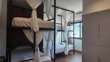 Dormitório Partilhado Básico, em dormitório misto, varanda, Vista para a cidade | Ferro/tábua de engomar, Wi-fi grátis, roupa de cama fornecida