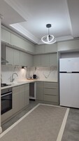 Suite with Terrace | Cozinha privada | Um frigorífico, uma placa de cozinha, utensílios de cozinha 