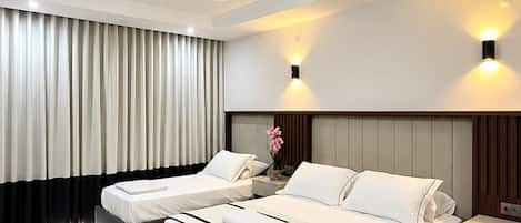 Suite with Terrace | Escrivaninha, Wi-Fi de cortesia
