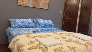 Quarto com cama, um mapa na parede, guarda-roupa e ar condicionado.