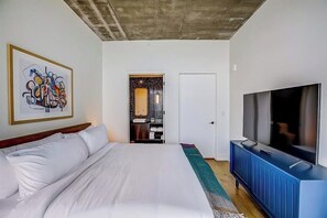23rd floor corner condo w/scenic sunset & lake-view balcony - rooftop ...