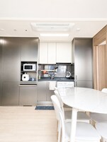 Dúplex Signature, vista para o mar | Cozinha privada | Um frigorífico, um micro-ondas, uma panela elétrica de arroz