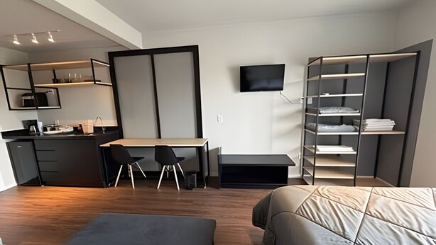 Apartamento básico | Roupas de cama premium, Wi-Fi de cortesia, individualmente mobiliados