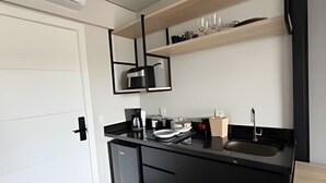 Cafeteira/chaleira, frigobar, cooktop