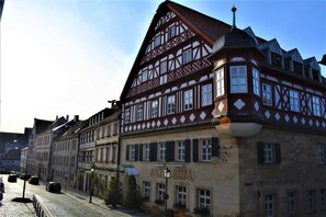 Um edifício tradicional em estilo de enxaimel com uma placa que diz 'ANTHRAU'.