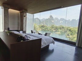 Quarto Duplo de Luxo | Roupa de alta qualidade, edredões de penas, secretária