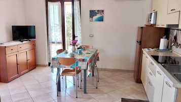Apartamento família | Área de estar | TV de tela plana 24 polegadas com canais a cabo