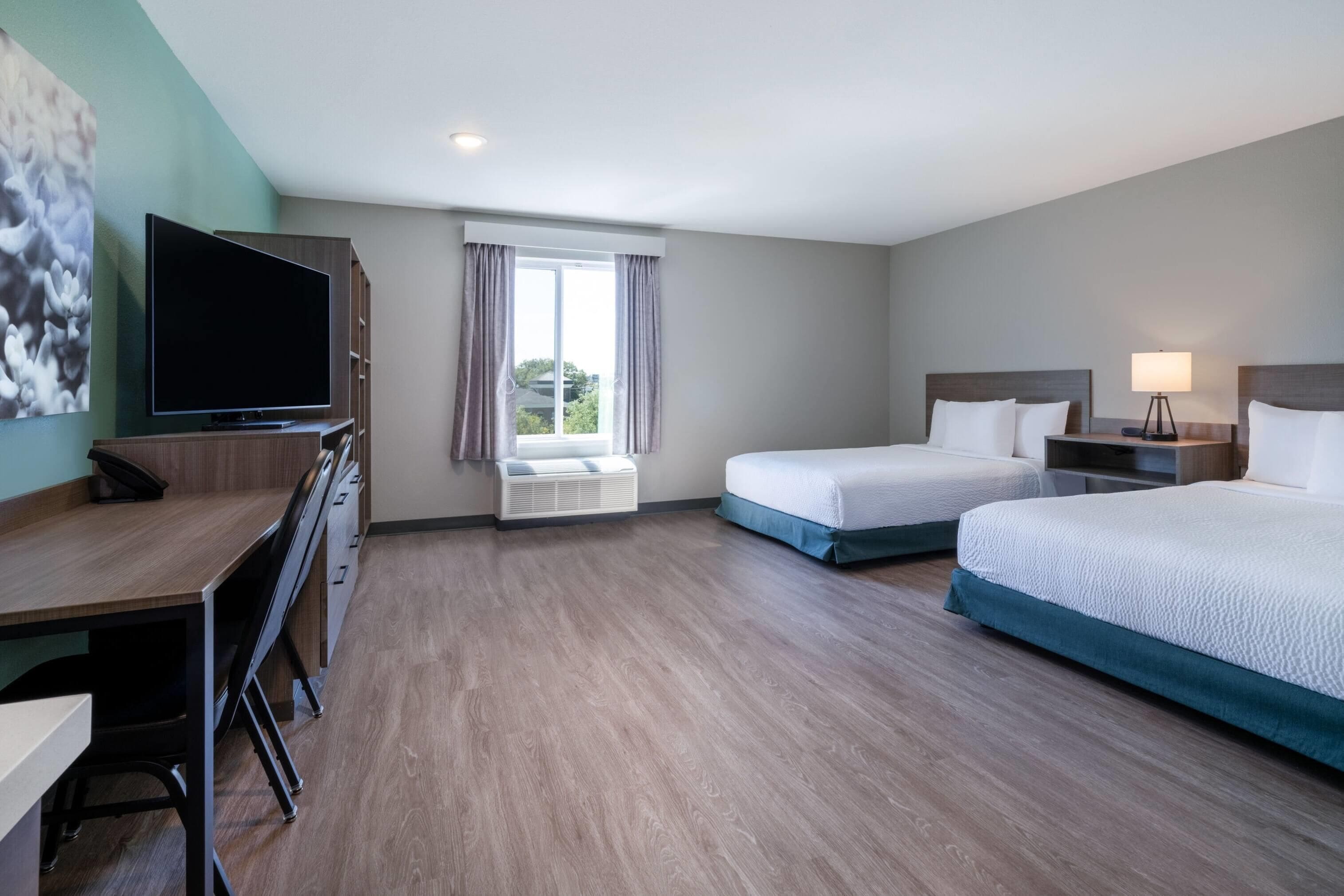 Quarto, 2 camas queen-size, acessível, não fumadores (Mobility, Roll-in Shower) | Secretária, secretária adequada para computadores portáteis 