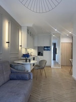Apartamento Deluxe | Cofre no quarto, secretária