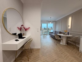 Apartamento Deluxe | Cofre no quarto, secretária