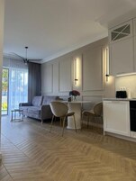Apartamento Deluxe | Cofre no quarto, secretária