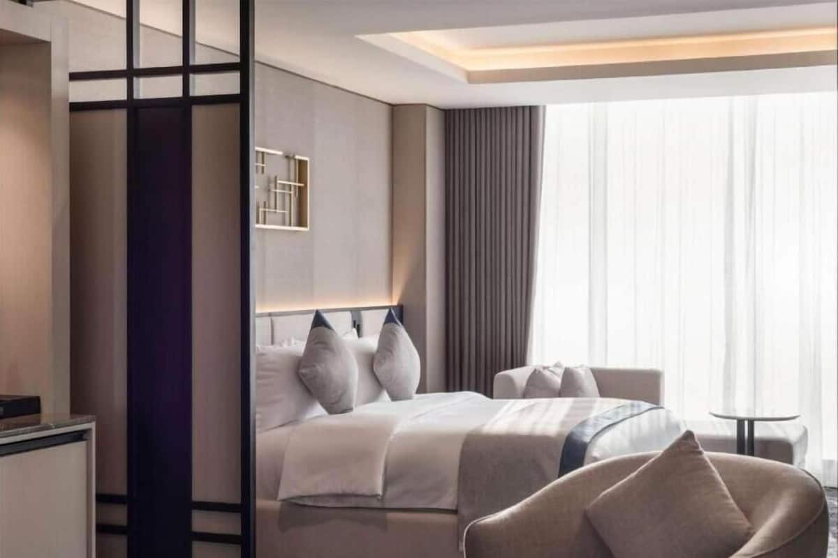 Suite Júnior | Cofre no quarto, secretária