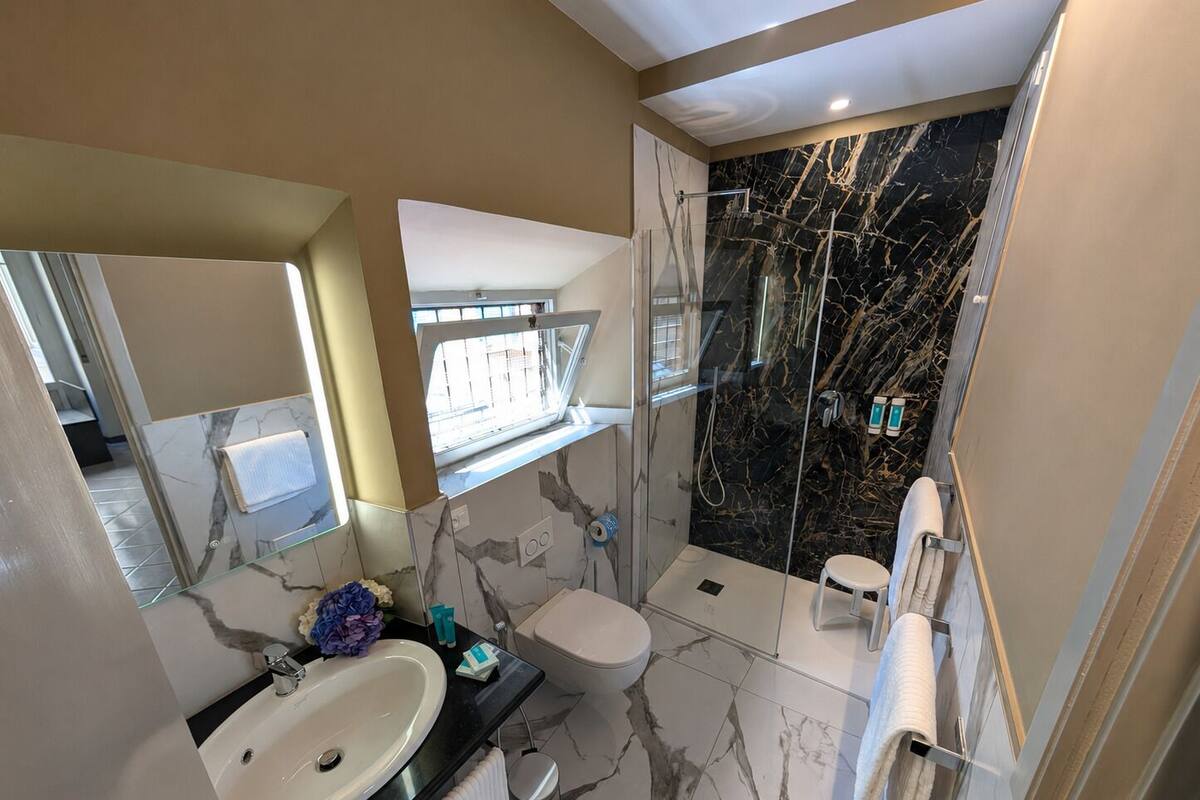 Quarto clássico, vista para a cidade | Banheiro | Chuveiro, secador de cabelo, toalhas de banho, sabonete