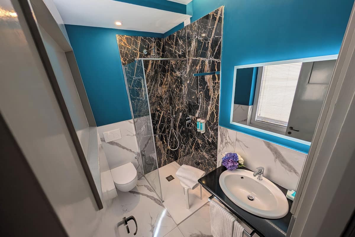 Quarto luxo, sacada, vista para a cidade | Banheiro | Chuveiro, secador de cabelo, toalhas de banho, sabonete