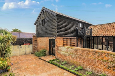 Barn Conversion Sleeps 2 With Parking