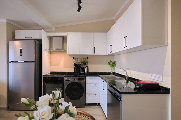 Refined 2br With Terrace And Bosphorus View - Maltepe