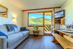 Apartamento Clássico, varanda, vista para a montanha | Sala de estar