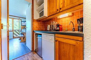 Apartamento Clássico, varanda, vista para a montanha | Cozinha privada | Minifrigorífico, um micro-ondas, um forno, uma placa de cozinha