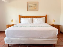Quarto Deluxe, 1 cama king-size, não fumadores | Roupa de alta qualidade, camas de colchão pillowtop, secretária