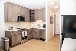 Classic King Bedroom | Cozinha privada | Geladeira grande, micro-ondas, fogão, cooktop