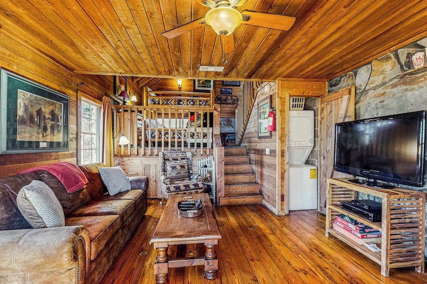 Arapho Cabin Getaway - Fireplace And Grill - Blue Ridge, GA