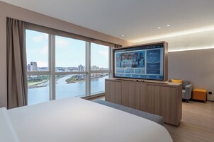 Suite de Luxo, vista para o rio | Secretária, secretária adequada para computadores portáteis