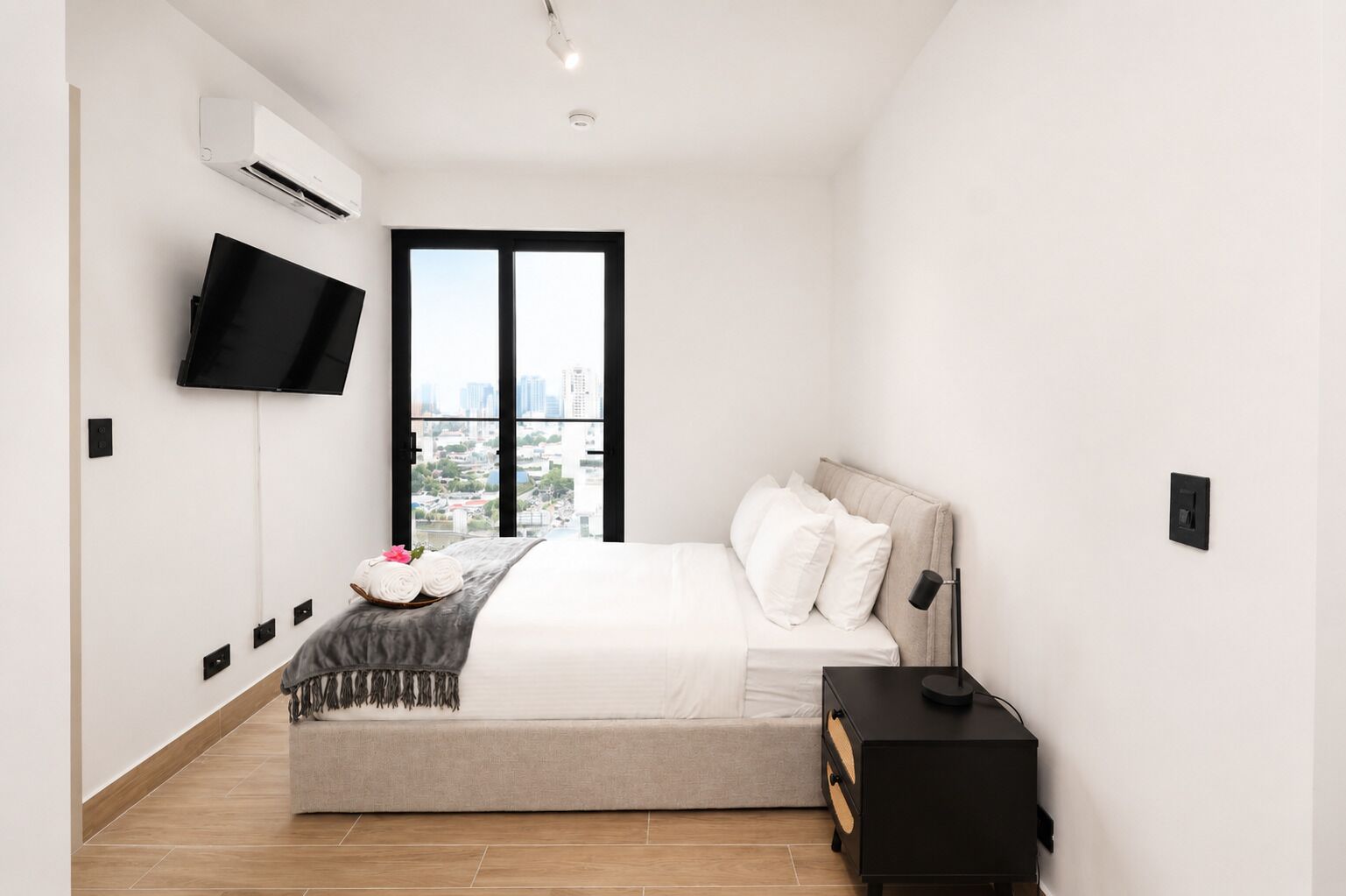 Apartamento luxo, vista para a cidade | Espaço de trabalho para notebook, cortinas blackout