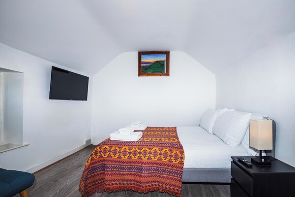Glastonbury-freeparking-contactlesscheckin-sleeps2 - Glastonbury