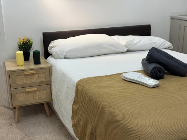 Compact Studio - Sleeps 2 - Parking - Mill Hill