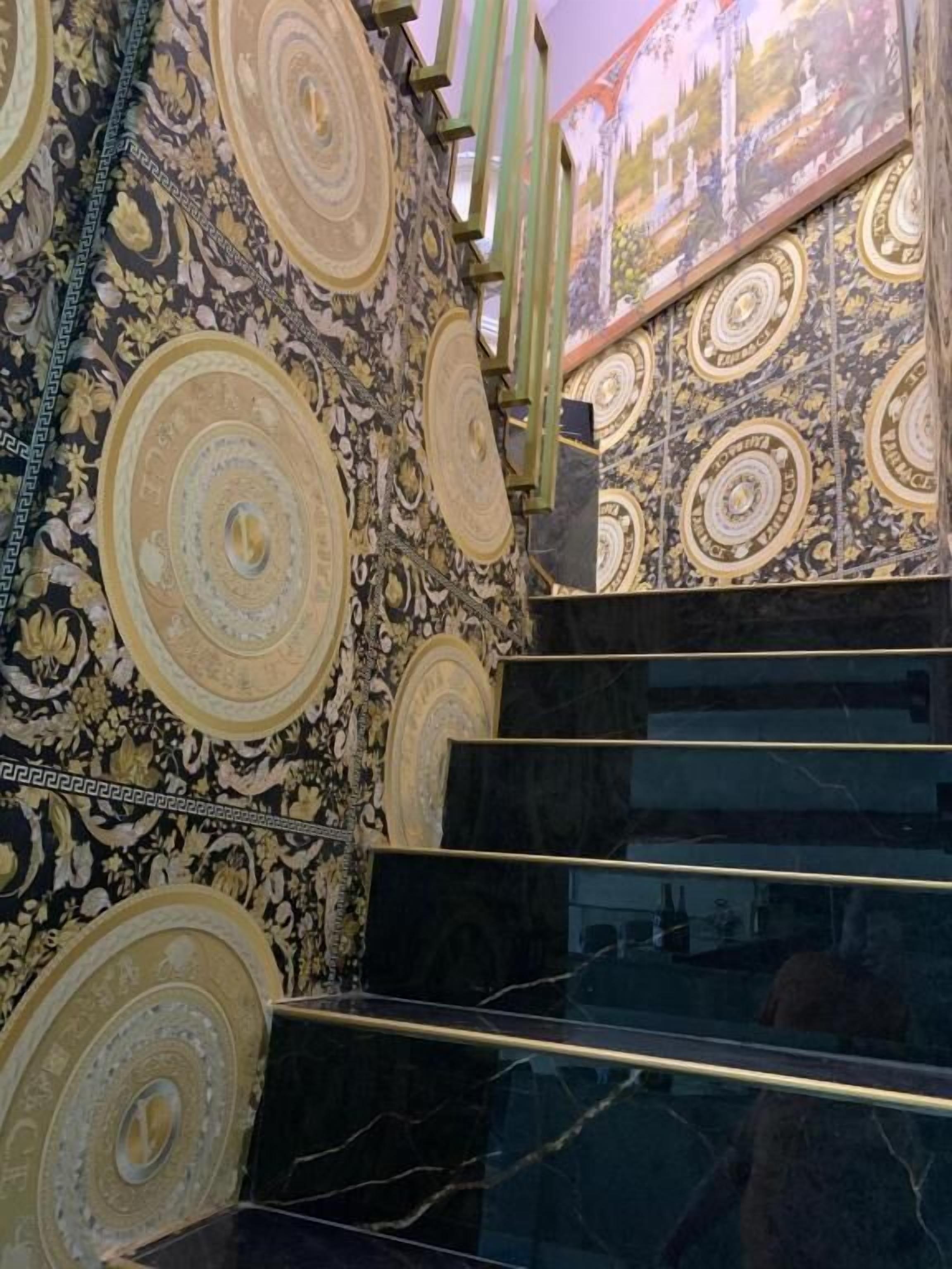Uma escadaria com padrões circulares elaborados nas paredes e nos degraus.