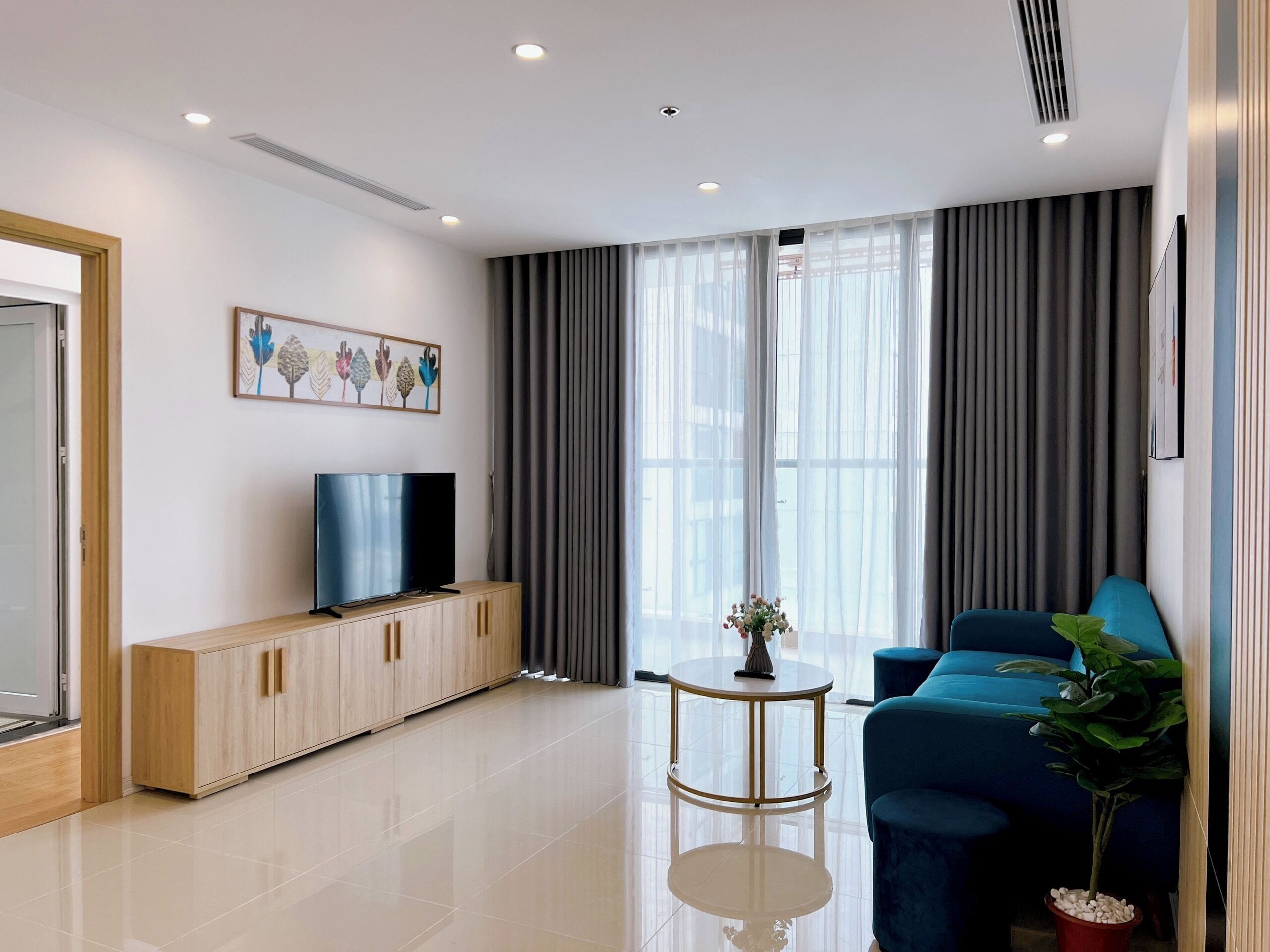 Apartamento superluxo, 1 quarto, vista para a cidade, na torre | Área de estar | TV de tela plana 65 polegadas com canais a cabo