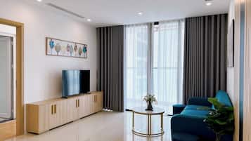 Apartamento superluxo, 1 quarto, vista para a cidade, na torre | Área de estar | TV de tela plana 65 polegadas com canais a cabo