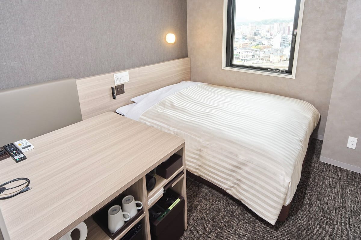 Quarto Duplo Empresarial | Secretária, Wi-fi grátis, roupa de cama fornecida 