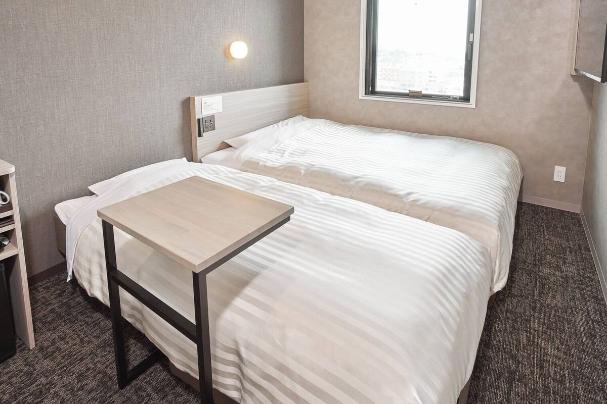 Quarto Twin Standard | Secretária, Wi-fi grátis, roupa de cama fornecida 