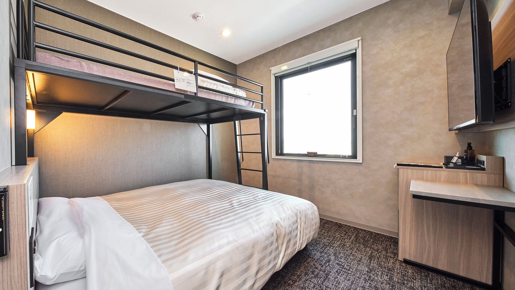 Quarto Duplo Standard | Secretária, Wi-fi grátis, roupa de cama fornecida 