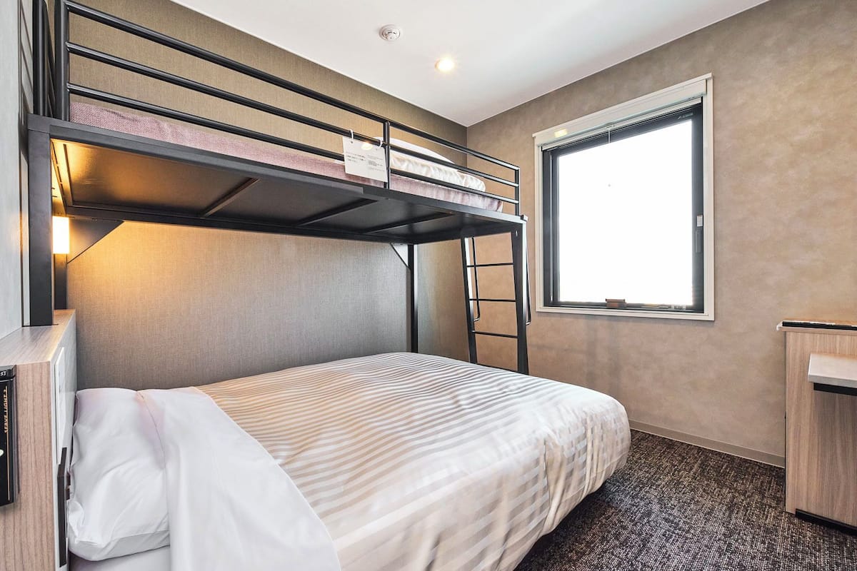 Quarto Duplo Standard | Secretária, Wi-fi grátis, roupa de cama fornecida 