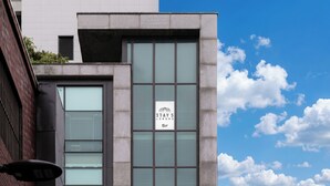 Um edifício com uma placa que diz 'STAY 5 JONGNO 5F'.