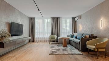 Suite Executiva, 2 quartos | Sala de estar | Smart TV de 55 polegadas com canais digitais