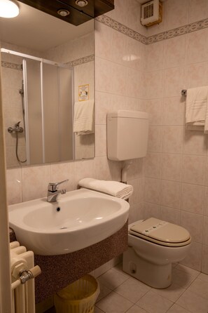 Quarto solteiro, sacada | Banheiro