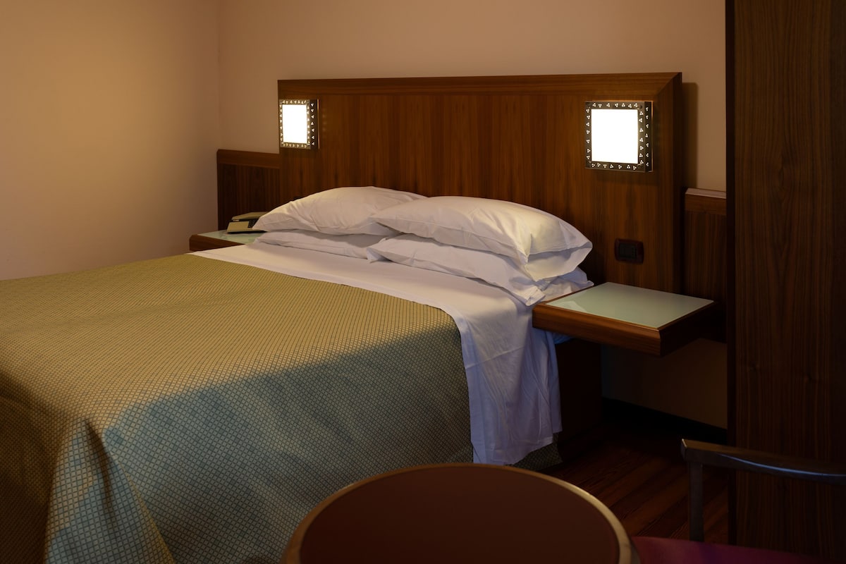 Quarto solteiro, sacada | Cofres nos quartos, Wi-Fi de cortesia