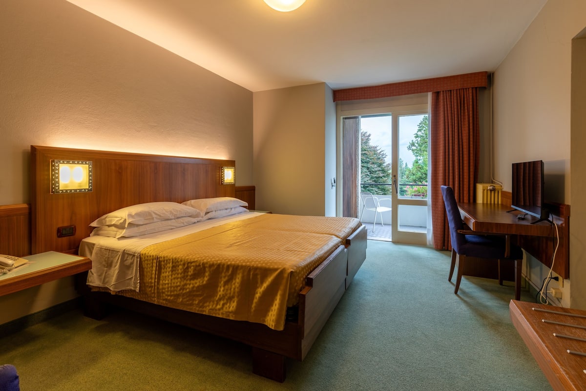 Quarto casal ou duplo, vista para o jardim | Cofres nos quartos, Wi-Fi de cortesia
